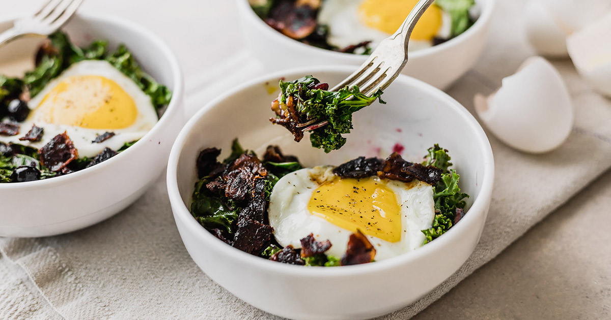 Quick Dinner! Fried Egg & Bacon Bowls - Healthful Pursuit